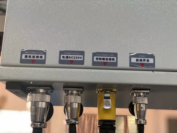 How to connect robot to plastic injection molding machine - Haichen