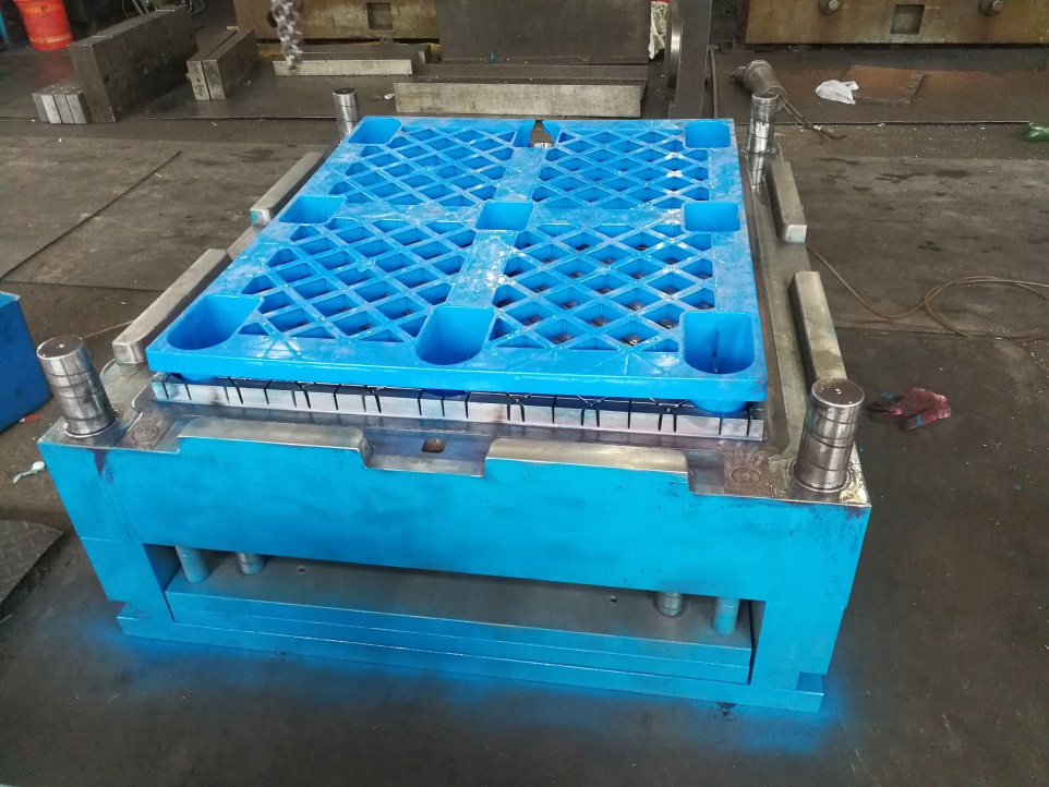 What size injection molding machine can make plastic pallets - Haichen