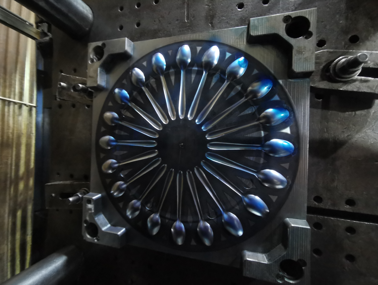 knife fork and spoon injection molding machine - Haichen