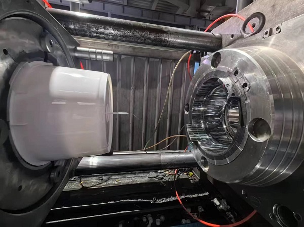 Plastic bucket injection molding Machine - Haichen