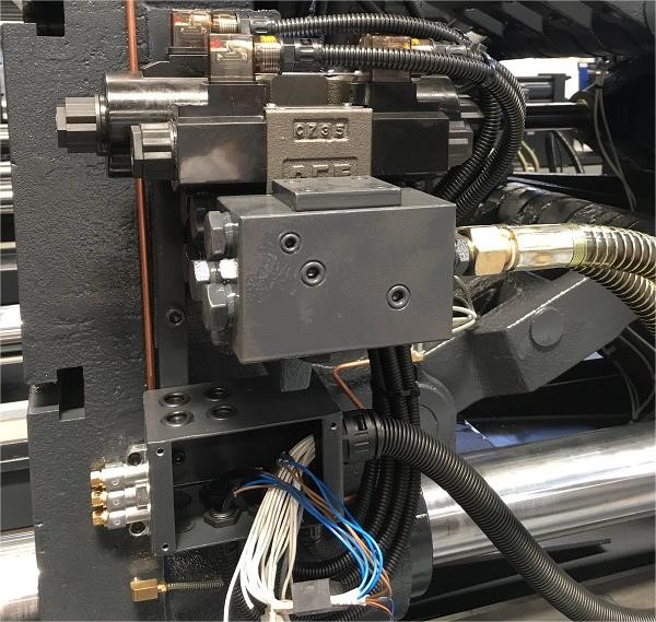 How does a hydraulic system work in an injection molding machine - Haichen