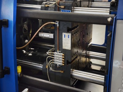 How to calculate clamping force for injection molding machine - Haichen