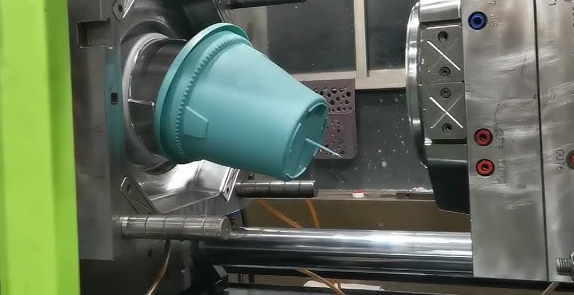 what is the Injection molding machine tonnage?
