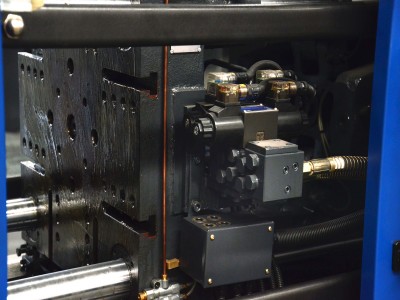 Types of clamping units for injection molding machines - Haichen