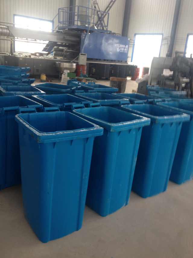 How to choose plastic garbage bins injection molding machine