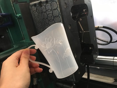 What type of small plastic injection machine makes a cup? - Haichen